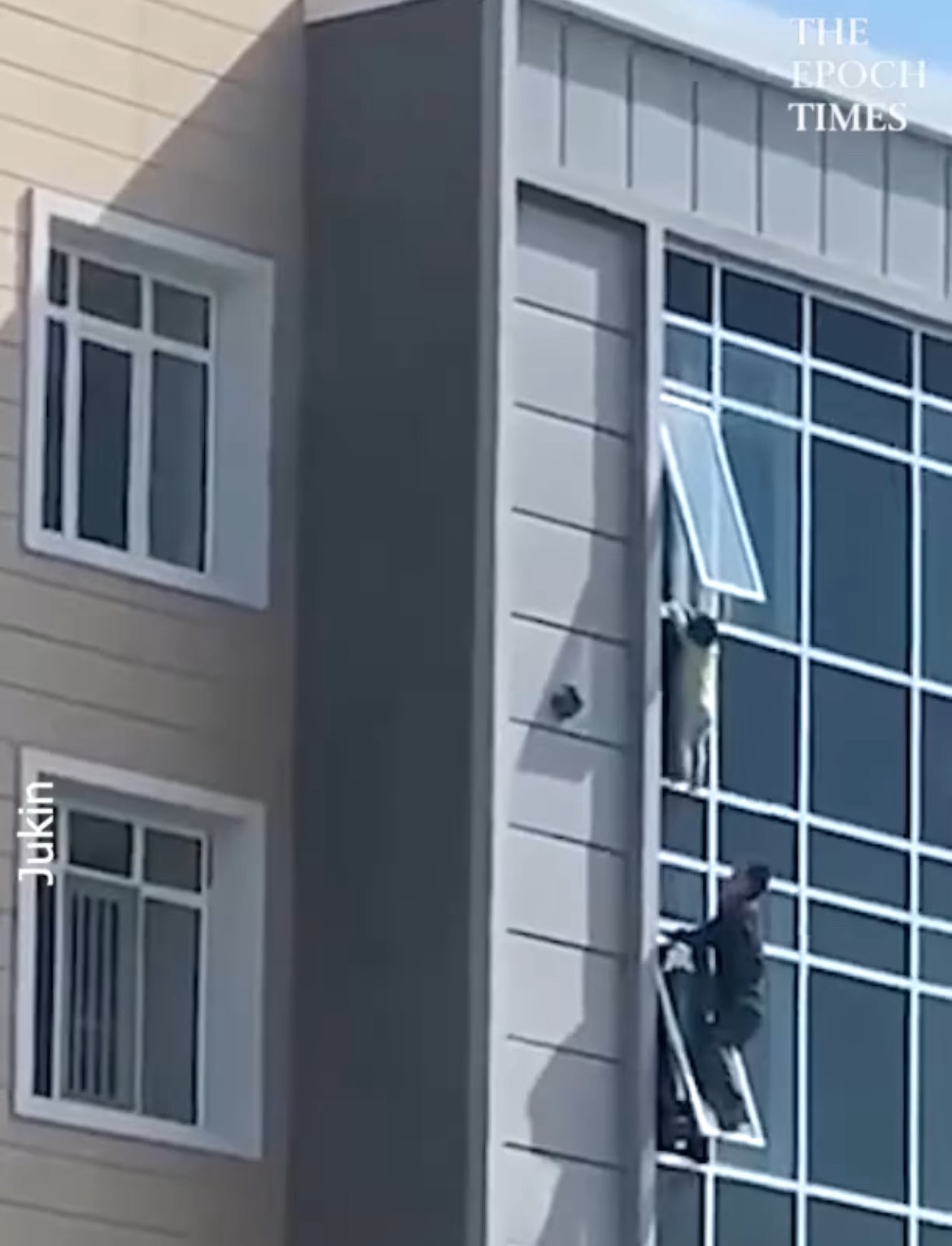 Heroic Man Rescues Little Girl From Window | EpochTV