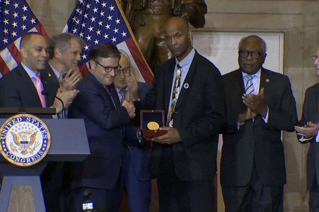 Congressional Gold Medal Awarded to Former MLB Player | EpochTV