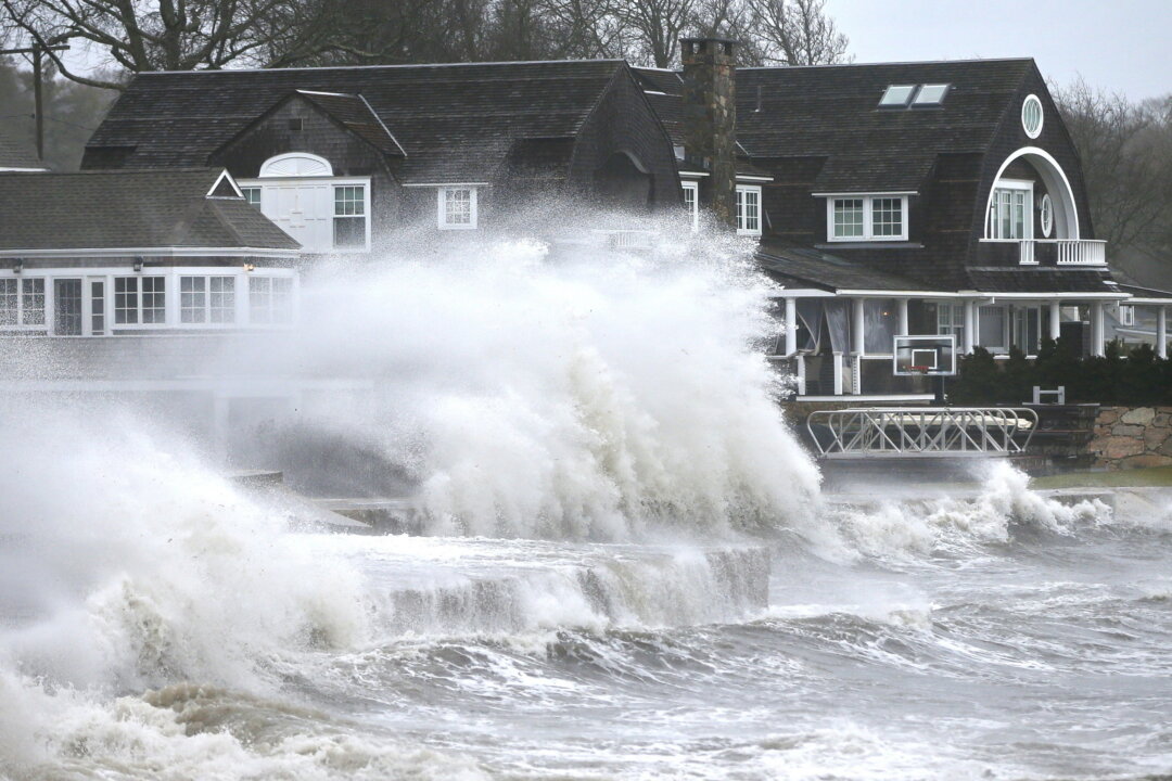 Storm Batters Northeastern US, Knocking Out Power, Grounding Flights ...