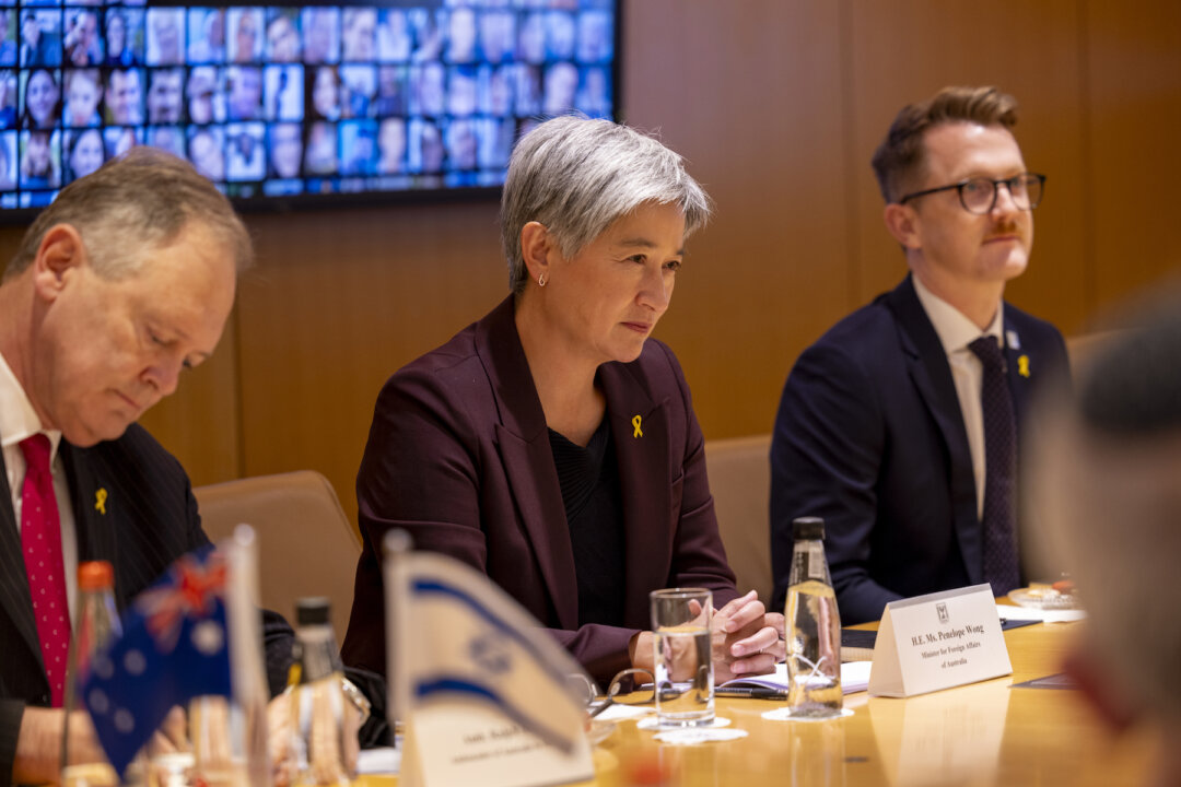 Wong Returns to Australia After Middle East Trip | The Epoch Times