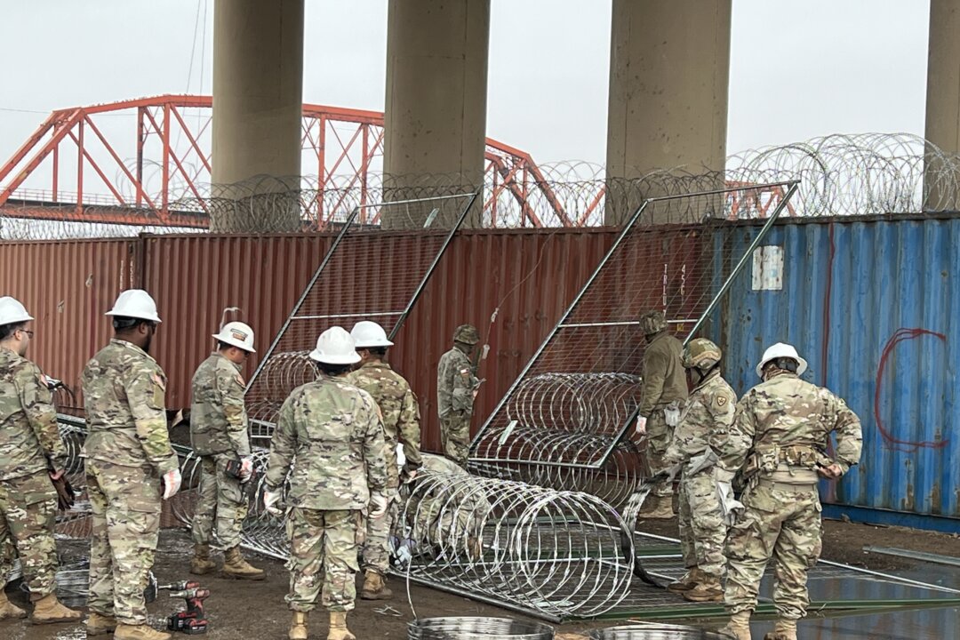 Texas Installs More Border Wire After Supreme Court Order Allowing Its ...