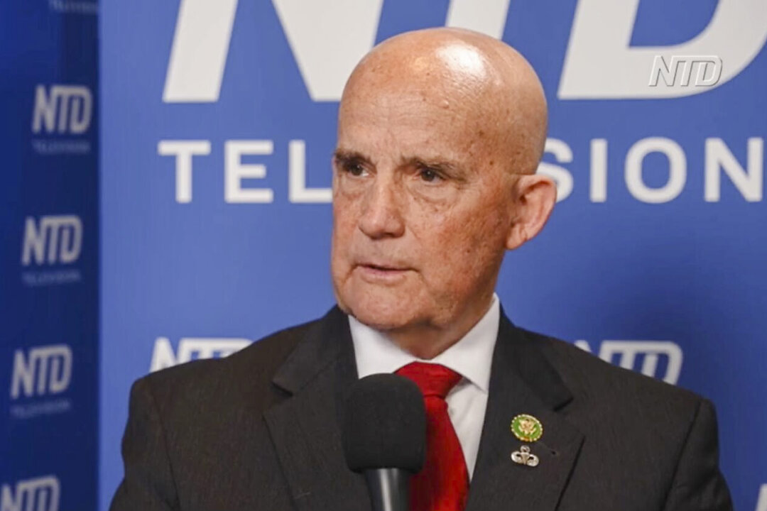 Republican Cheers Border Protest Convoy Amid Border Policy Standoff in ...