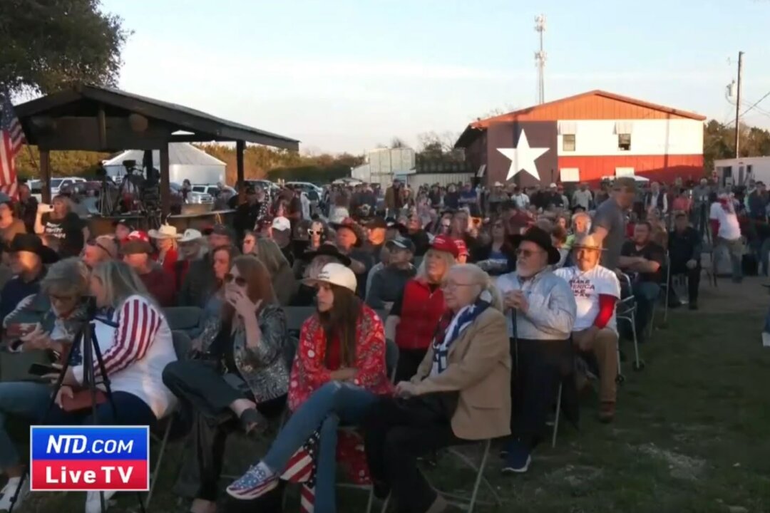 Trucker Convoy En Route to Texas Border Rally | EpochTV