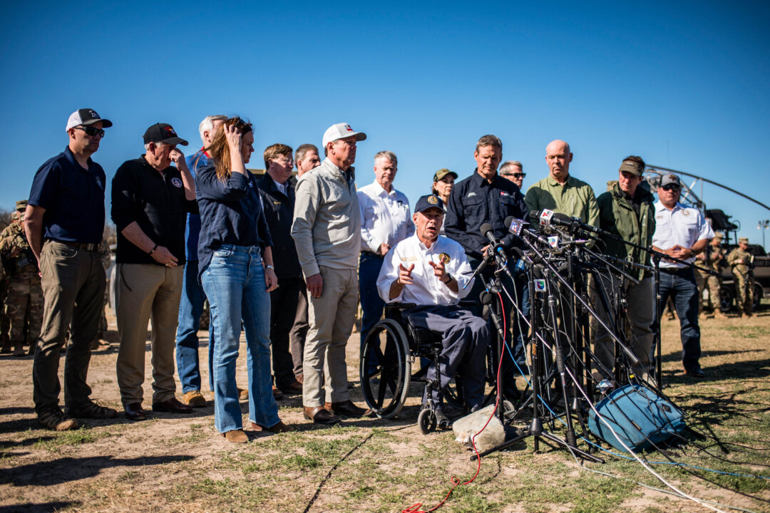 Over a Dozen GOP Governors Visit Texas Amid Border Clash With Federal ...