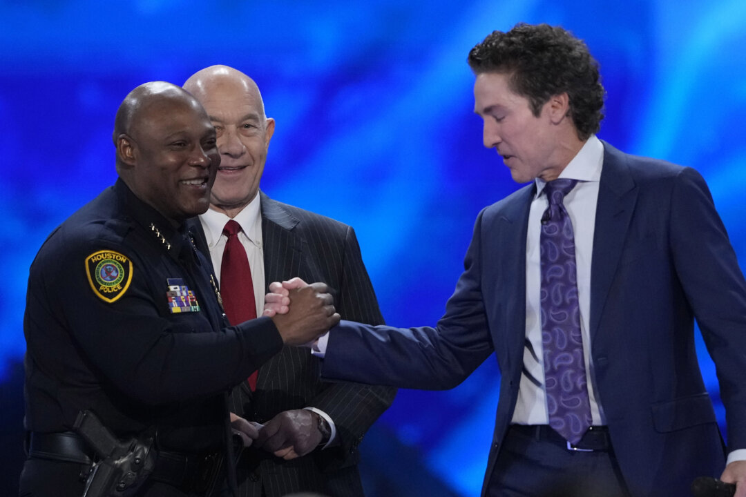 Houston Megachurch Holds Healing and Thanksgiving Service a Week After ...