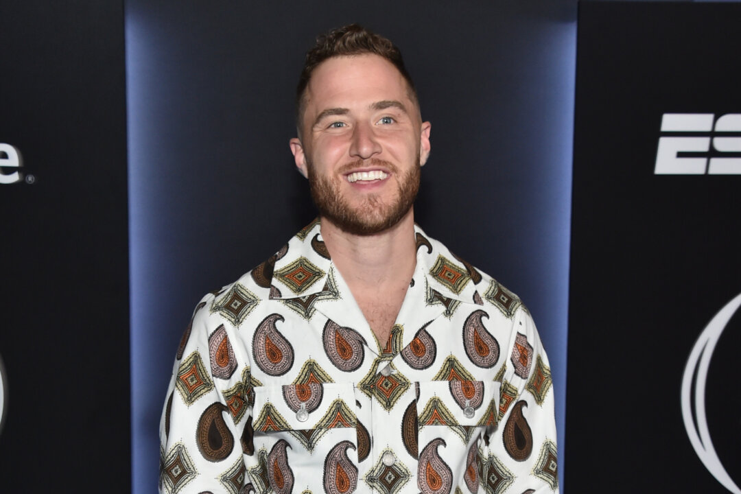 Singer Denounces Past Drug Use He Sang About in Hit Song | The Epoch Times