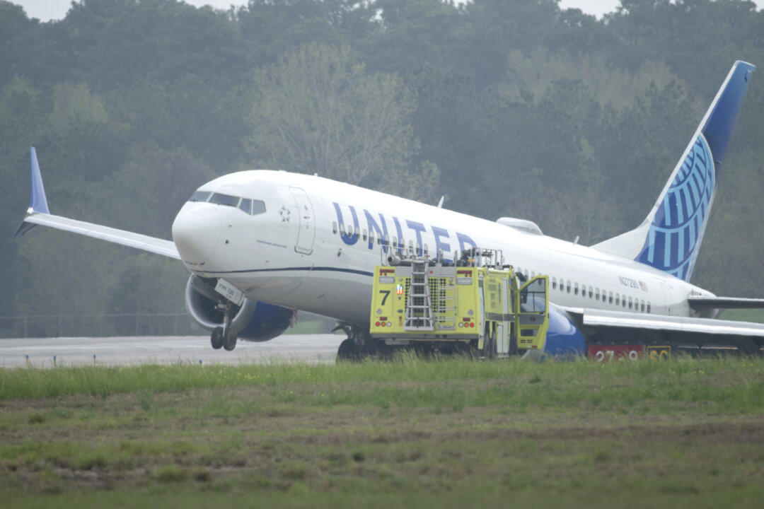 United Airlines Jet Skids Off Houston Runway, Raising More Safety ...