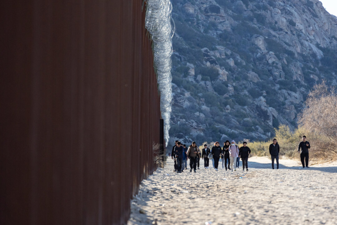 Build the Wall | The Epoch Times