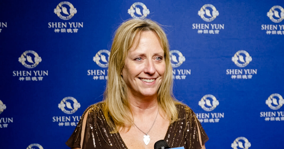 Mother Brings Her Two Daughters to Experience Culture in Shen Yun