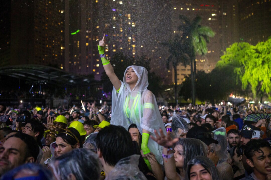 Thunderstorms Delay Flights at Miami Airport, Suspend Music Festival ...
