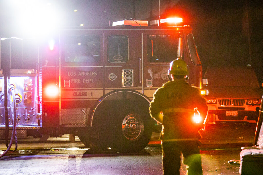 Massive Fire Engulfs Apartment Building in Downtown Los Angeles | The ...
