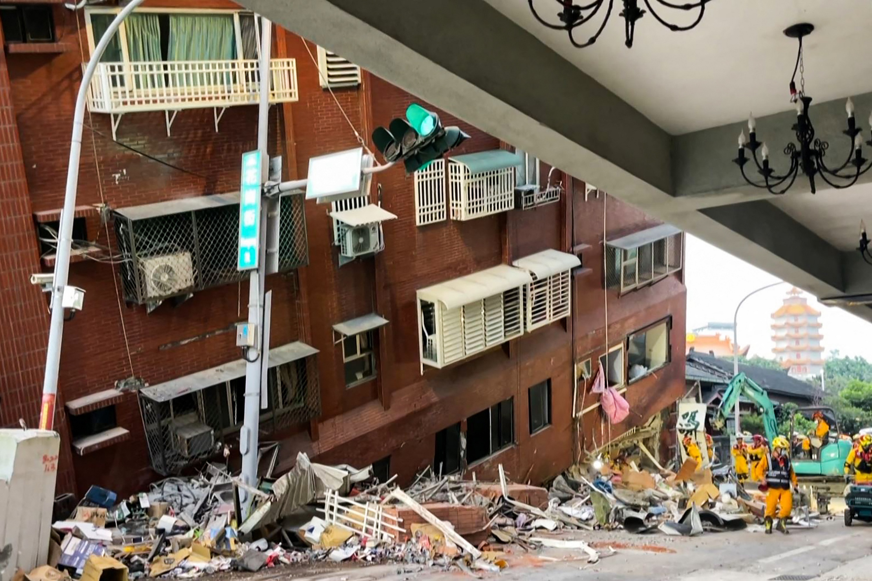 Video: Rescuers in Action After Devastating Taiwan Earthquake | EpochTV
