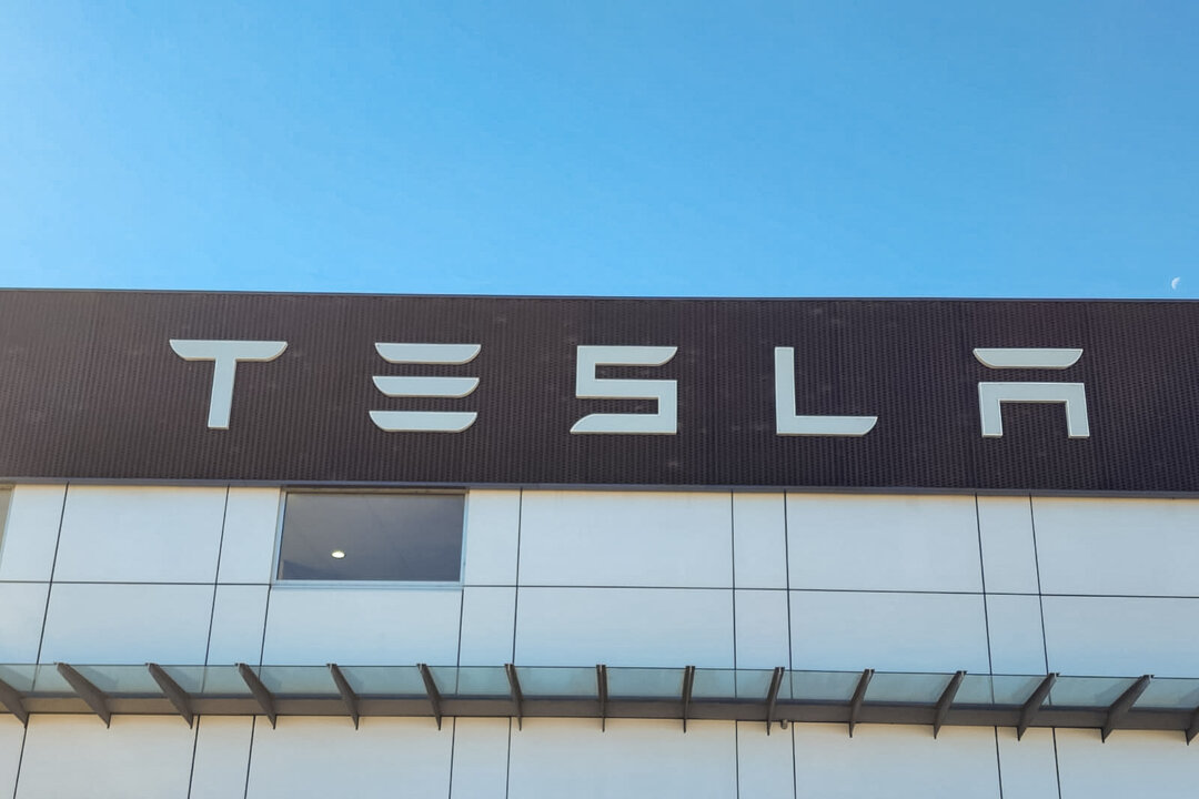 Tesla Settles Fatal ‘Autopilot’ Crash Lawsuit, Details Being Kept Under ...