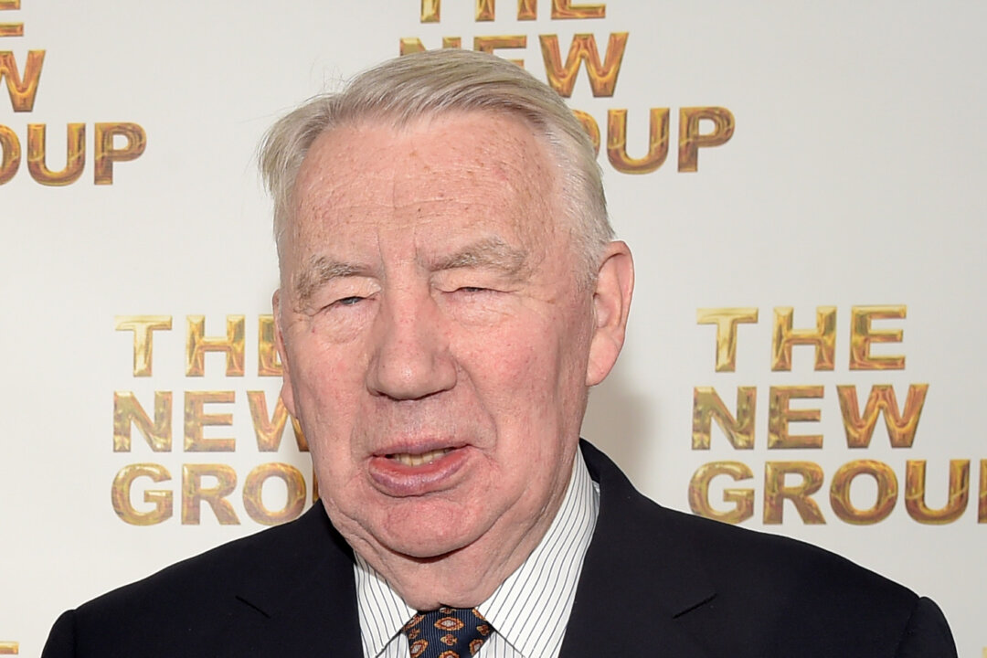 ‘PBS NewsHour’ Co-Founder and Co-Anchor Robert MacNeil Dies at 93 | The ...
