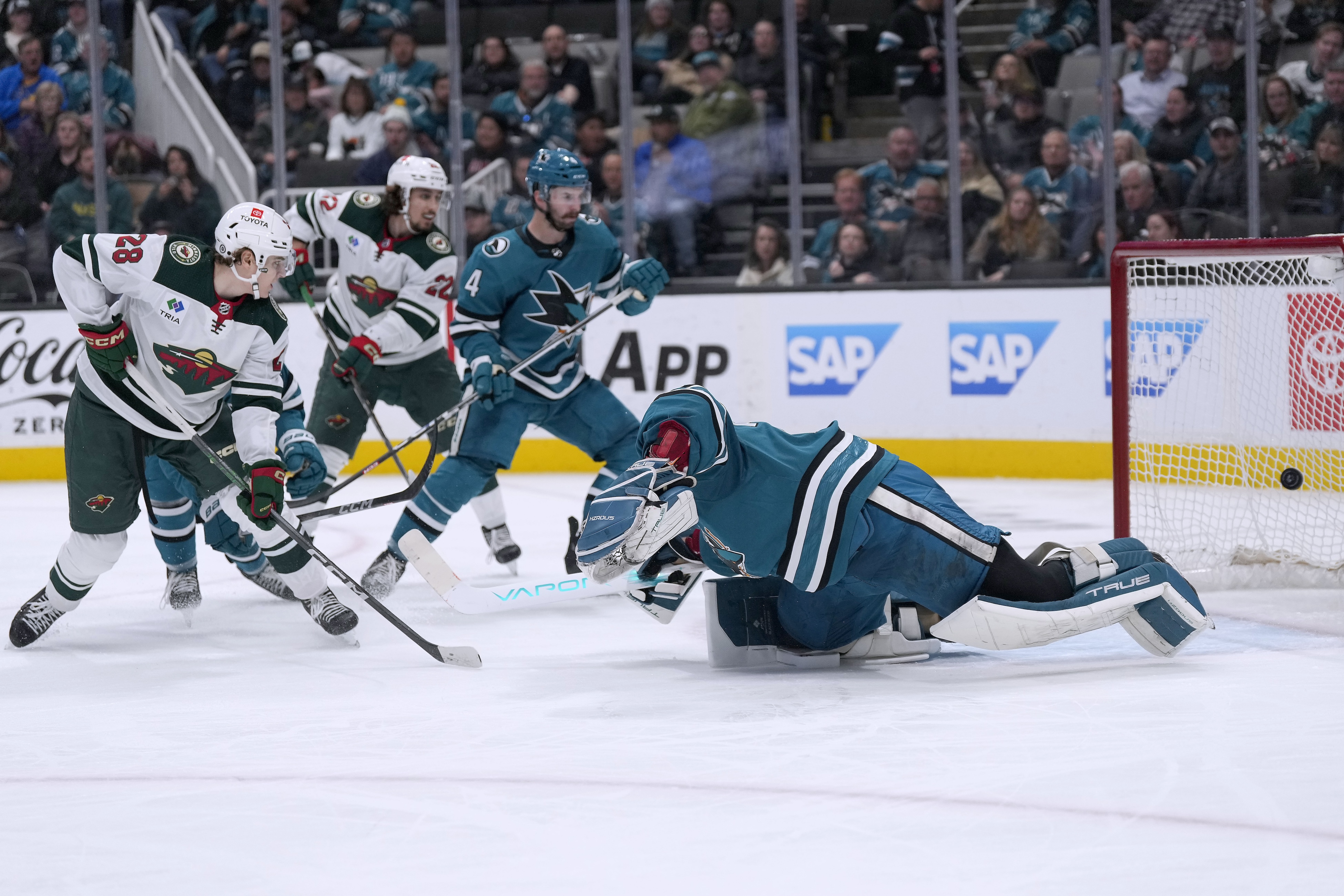 Liam Ohgren Scores His 1st Career Goal to Lead the Wild Past the Sharks ...