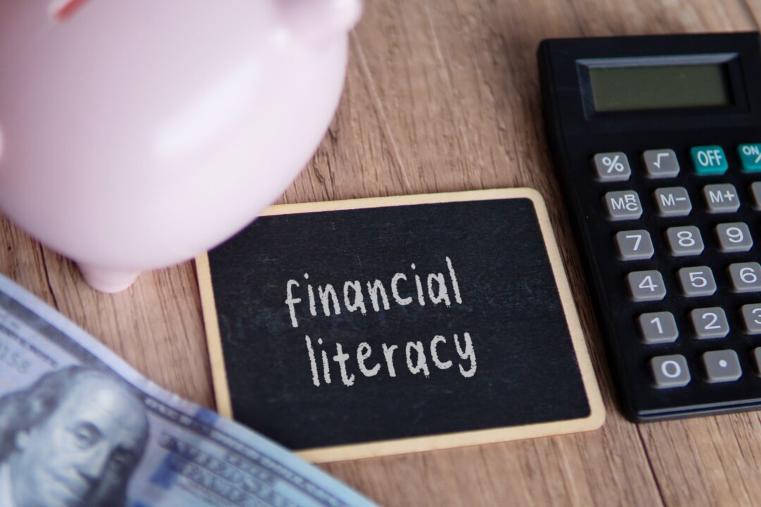How Does the Digital Era Impact Financial Literacy? | The Epoch Times