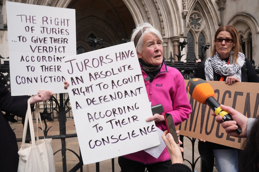 High Court Judge Backs Right to Hold Jury Sign Outside Criminal Trials ...