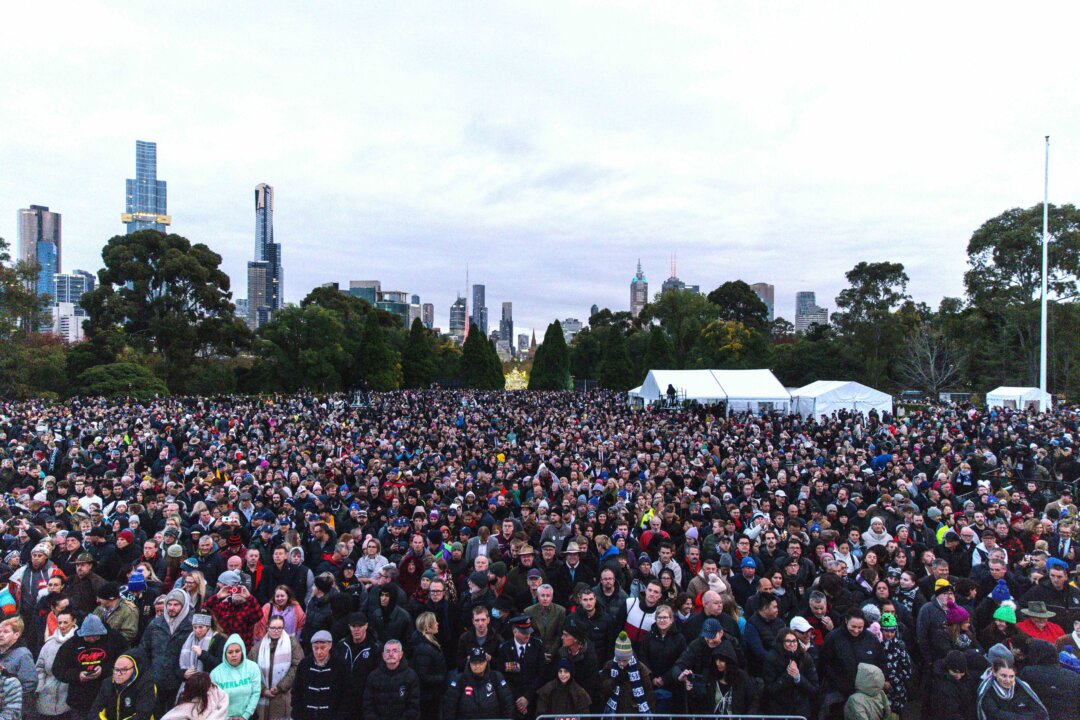 Thousands Gather for Anzac Day Services Under Full Moon | The Epoch Times