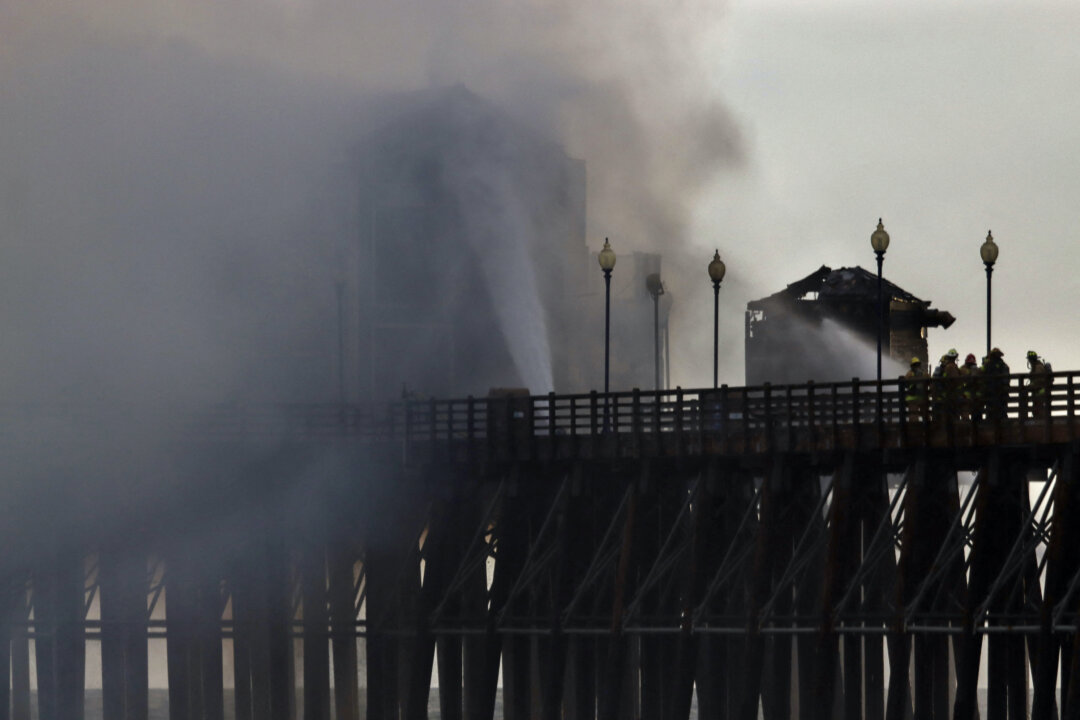 Crews Douse Hot Spots on Fire-Ravaged Oceanside Pier | The Epoch Times