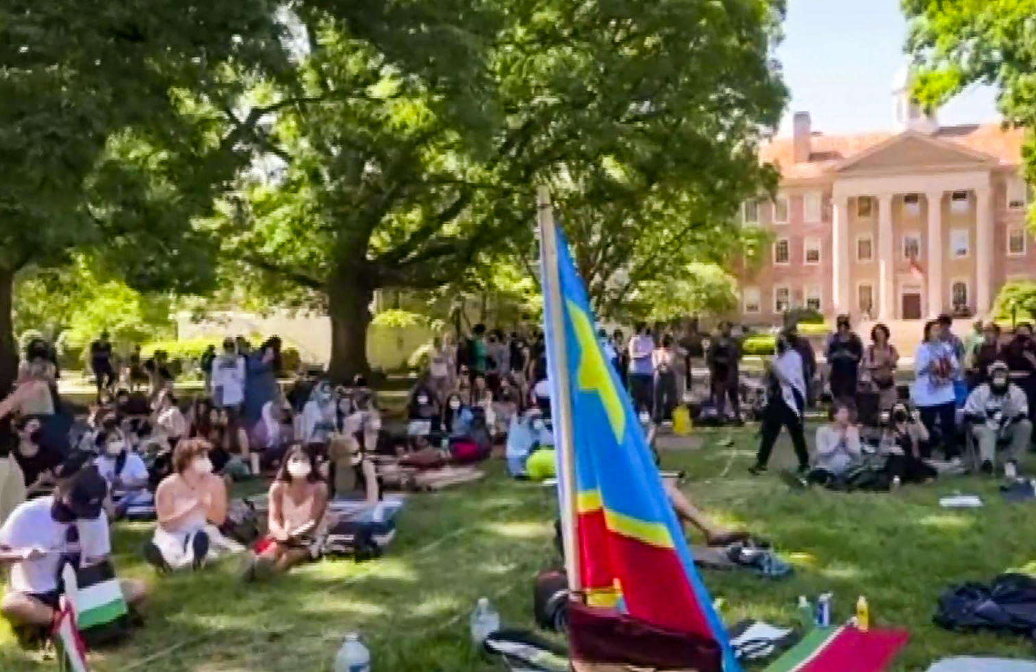 Video: UNC Students Set Up Barricade Around Protesters’ Tents | EpochTV