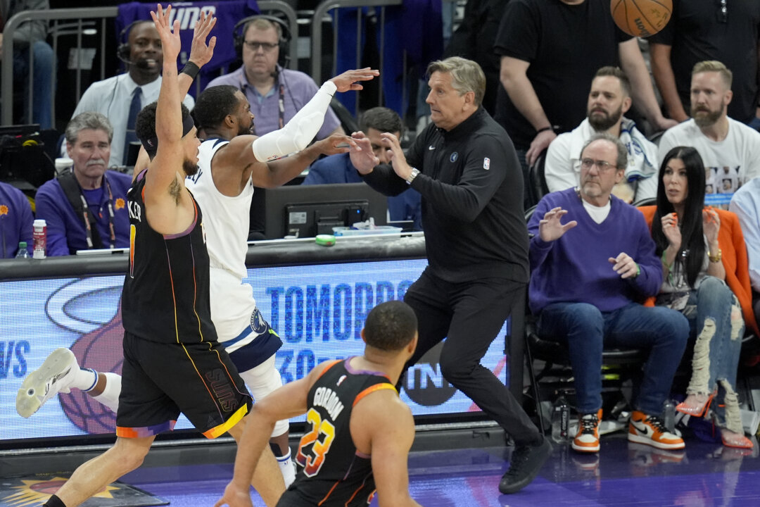 Timberwolves Coach Finch Set for Knee Surgery After Sideline Collision ...