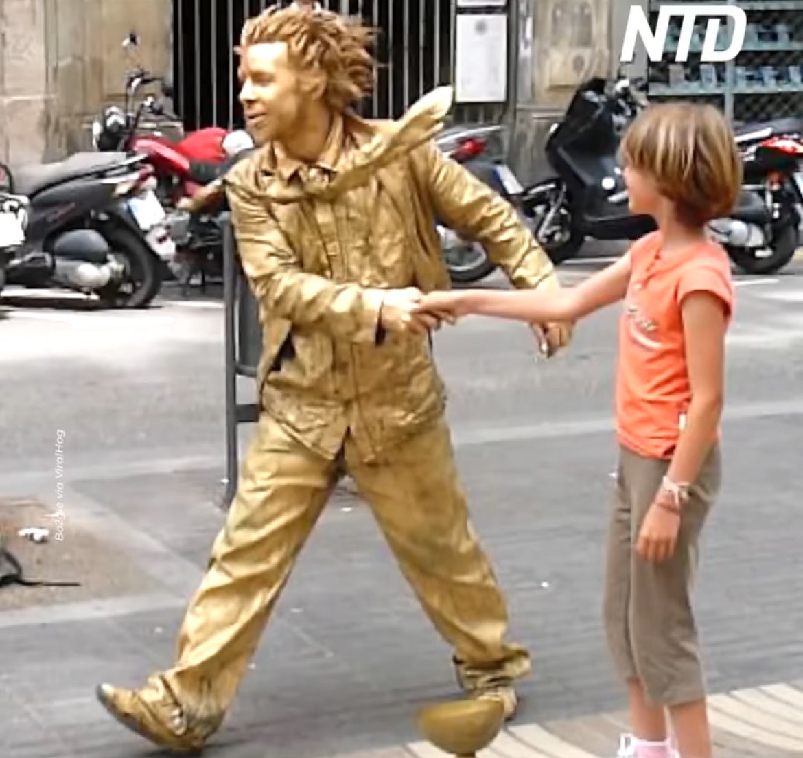 Living Statue Street Performer | EpochTV