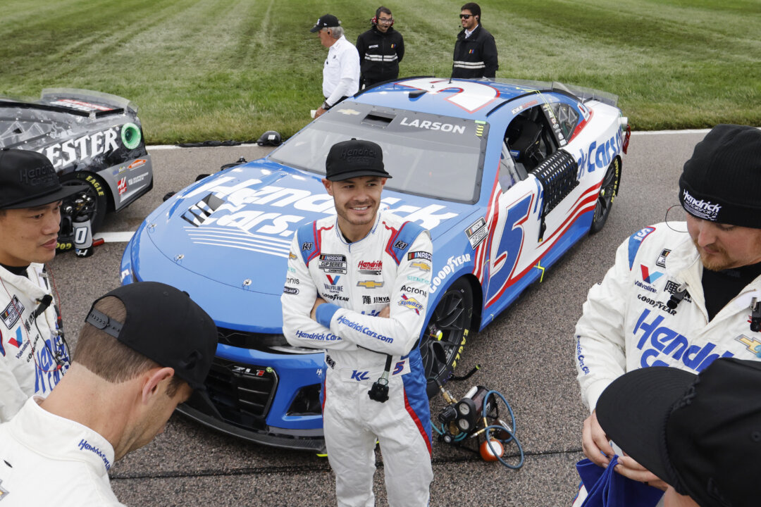 Larson Edges Buescher at Kansas Speedway in Closest NASCAR Finish Ever ...