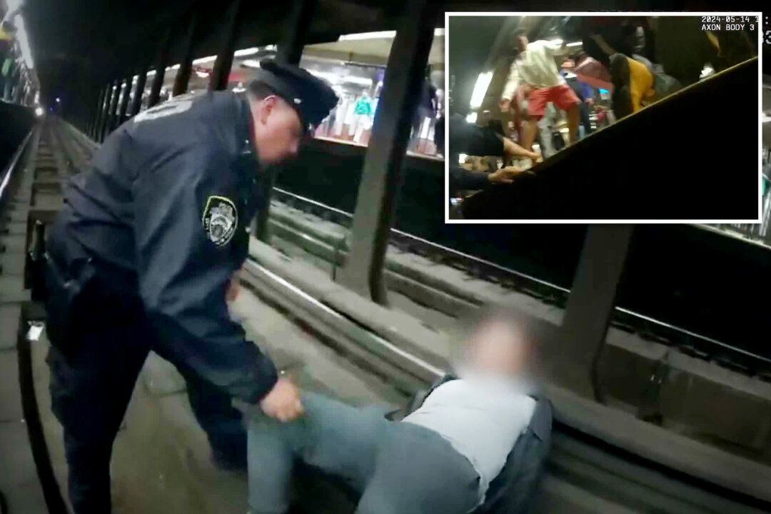 Man Having Seizure Falls Onto NY Subway Tracks Before Oncoming Train—Then Officers Do This | The ...