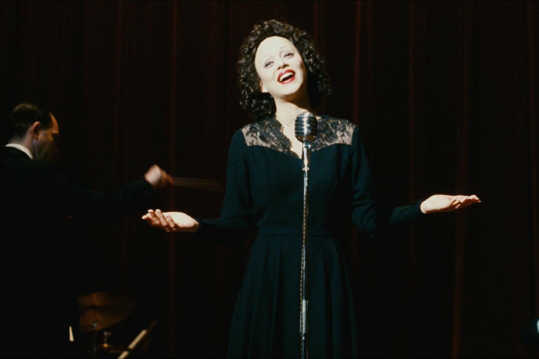 ‘La Vie En Rose’: Edith Piaf Sings Her Heart Out | The Epoch Times