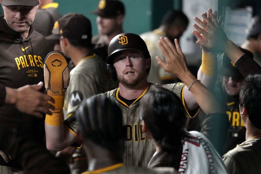 Padres Score Nine in 8th to Top Royals | The Epoch Times