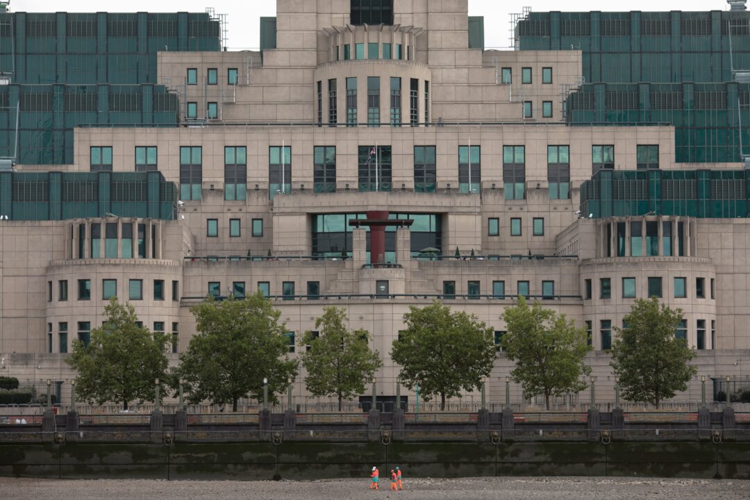 Britain’s MI6 to Use Dark Web to Find New Recruits | The Epoch Times