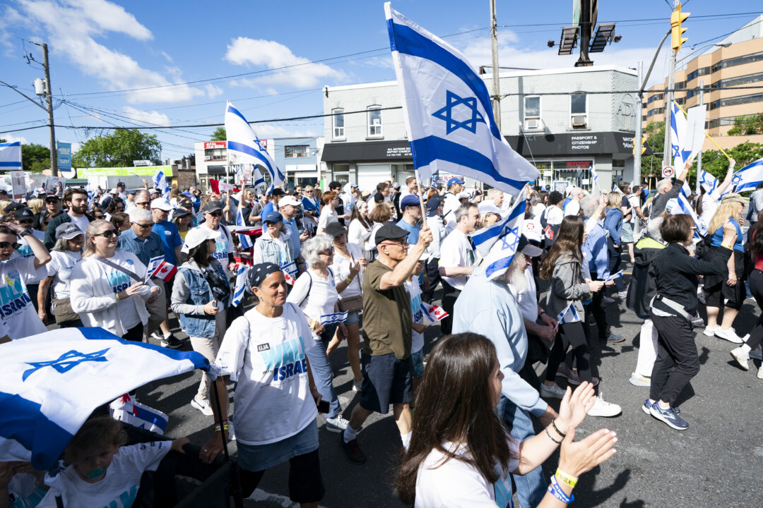 Tens of Thousands Join ‘Walk With Israel’ in Toronto | The Epoch Times