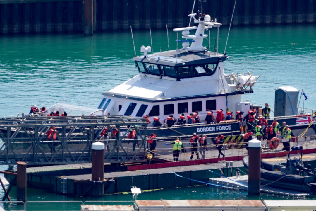 882 Illegal Immigrants Cross English Channel in Daily Record for 2024 ...