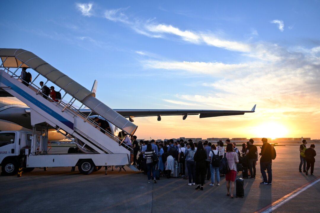 Big Money People Are Leaving China | The Epoch Times