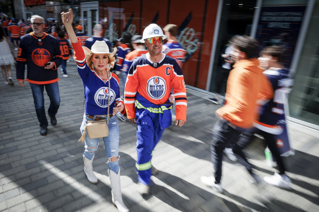 Cheering Fans Jam Edmonton Plaza as Oilers Force Winner-Take-All ...