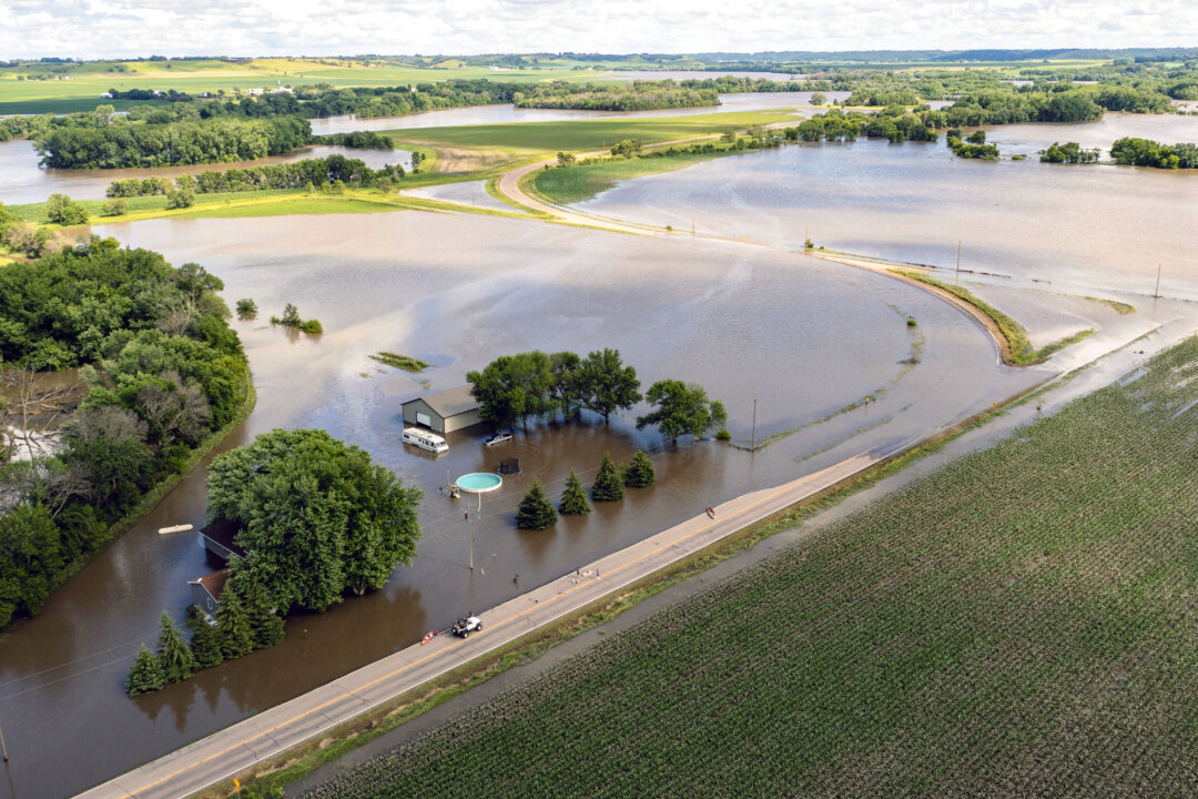 Millions Swelter in Heat Across the US While Floodwaters Inundate ...