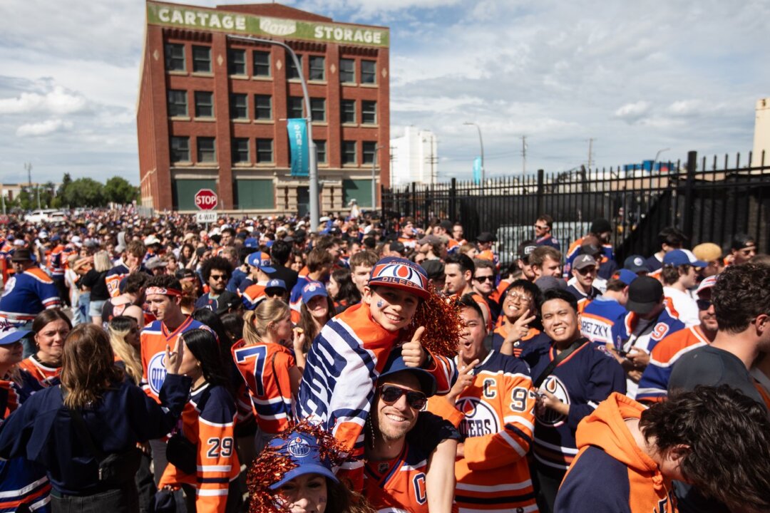 Edmonton Oilers Fans Crowd Downtown, Chanting and Honking Ahead of ...