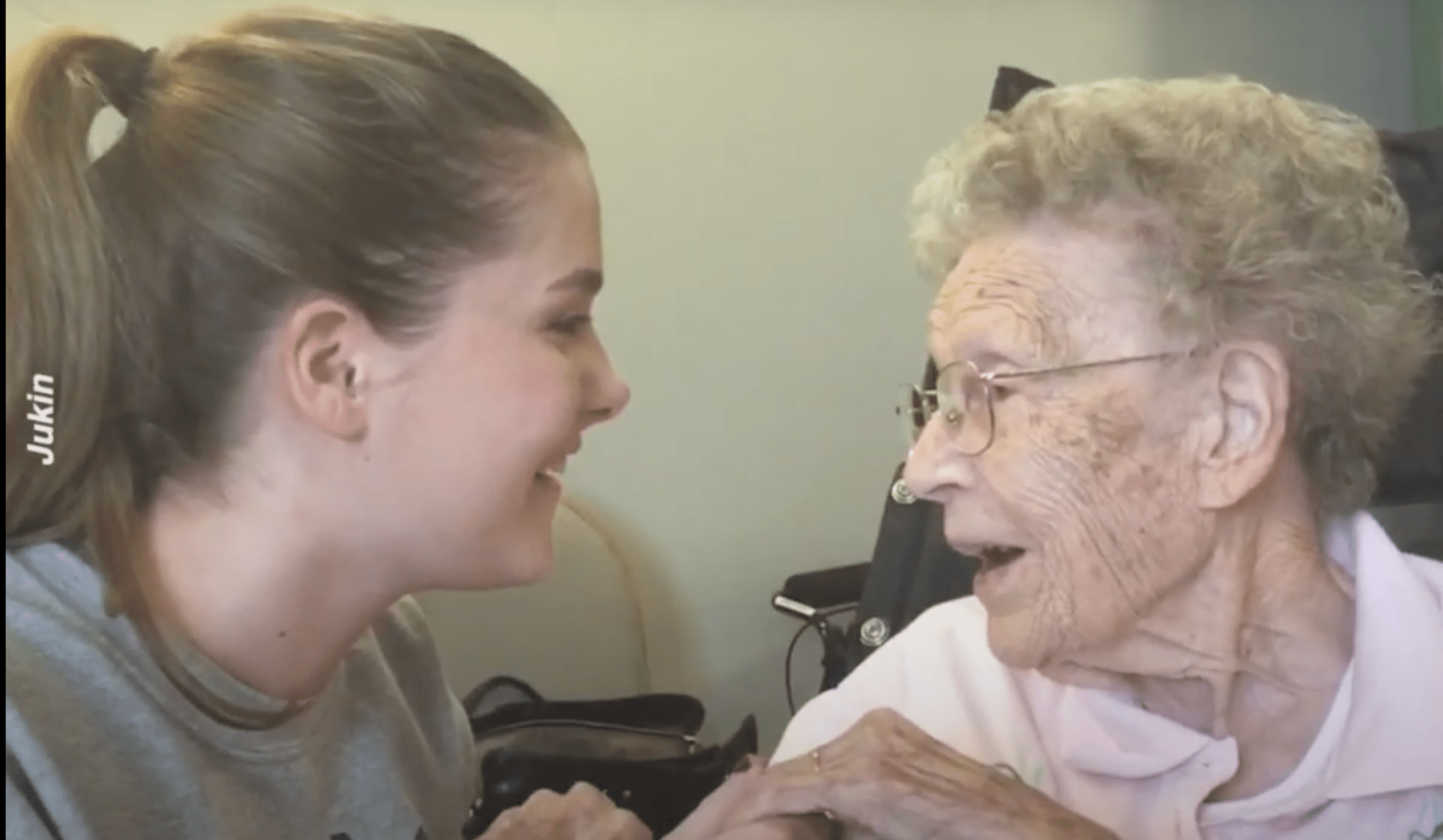 Granddaughter and Grandmother Sing Together | EpochTV