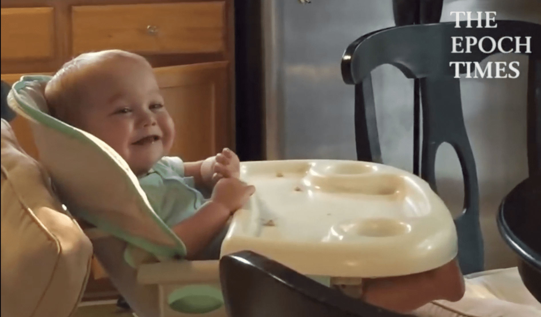 Baby Helps Dad Sing US National Anthem | EpochTV