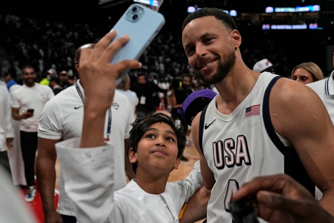 Curry Sets Tone in US Men’s Basketball Team’s Olympic Warmup Romp Over ...