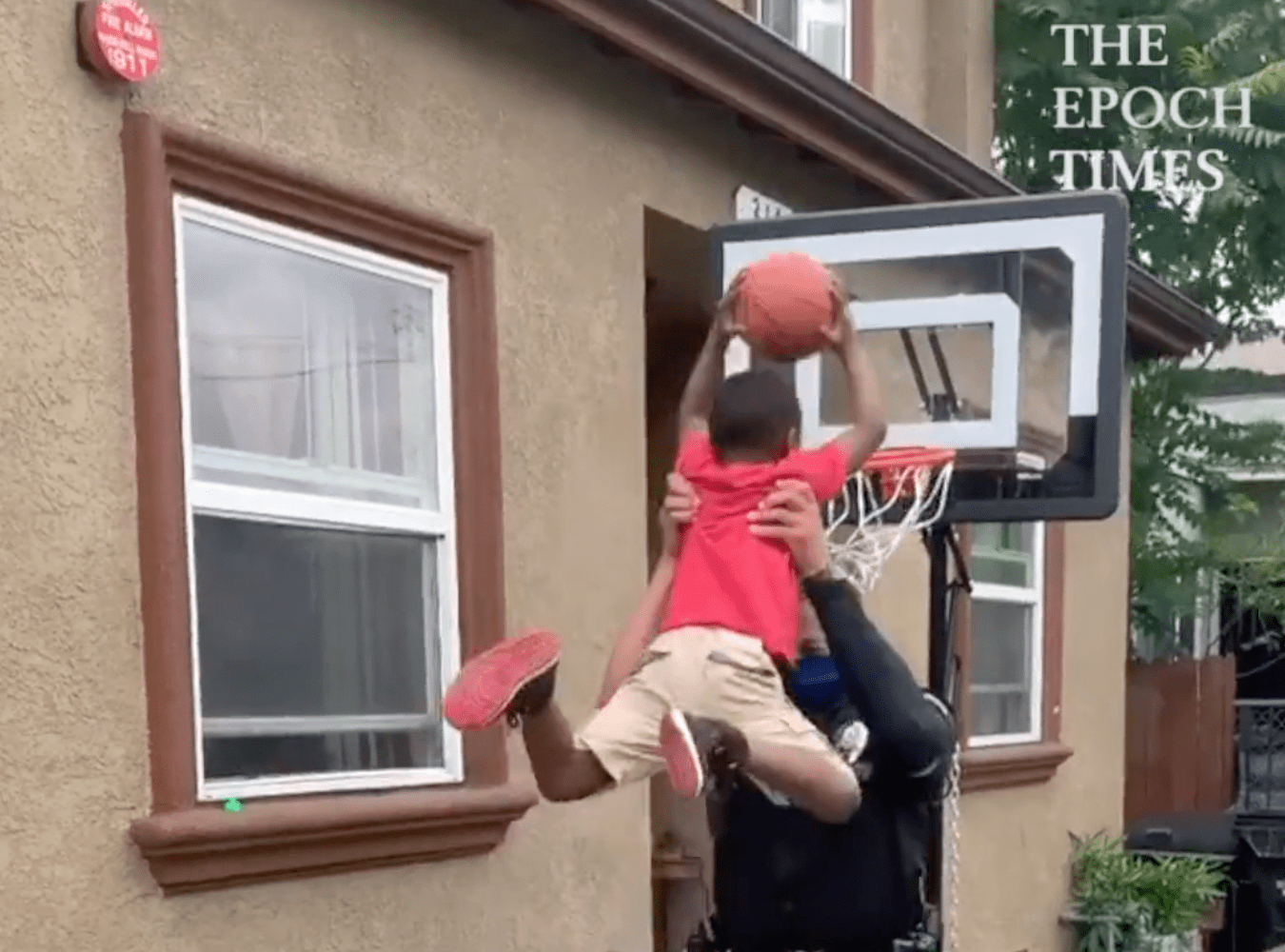 Police Officer Lifts Little Kids to Help Them Dunk Basketballs | EpochTV