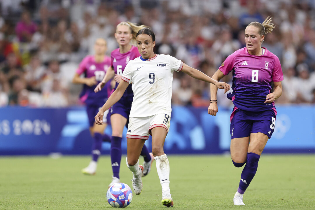 US Women’s Soccer Clinches Spot in Olympic Quarterfinals | The Epoch Times