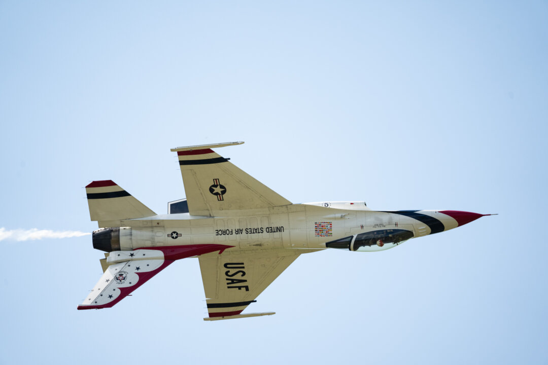 US Air Force Thunderbird Jet Crashes in Southern California | The Epoch ...