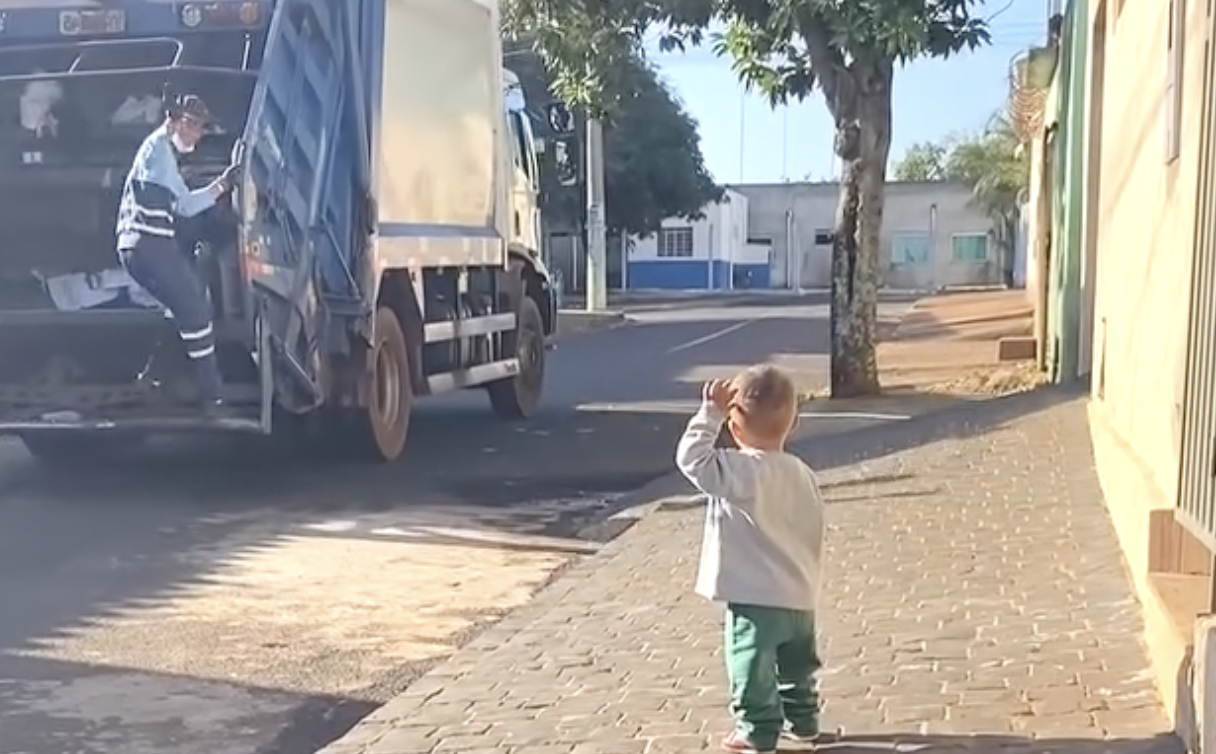 The Little Boy Waves at the Garbage Collectors | EpochTV