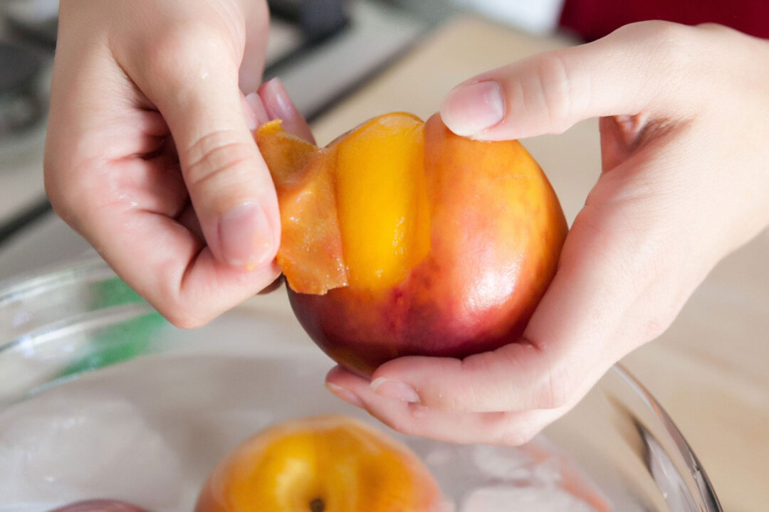 How to Peel Peaches the Easiest, Fastest Way (No Knife!) | The Epoch Times