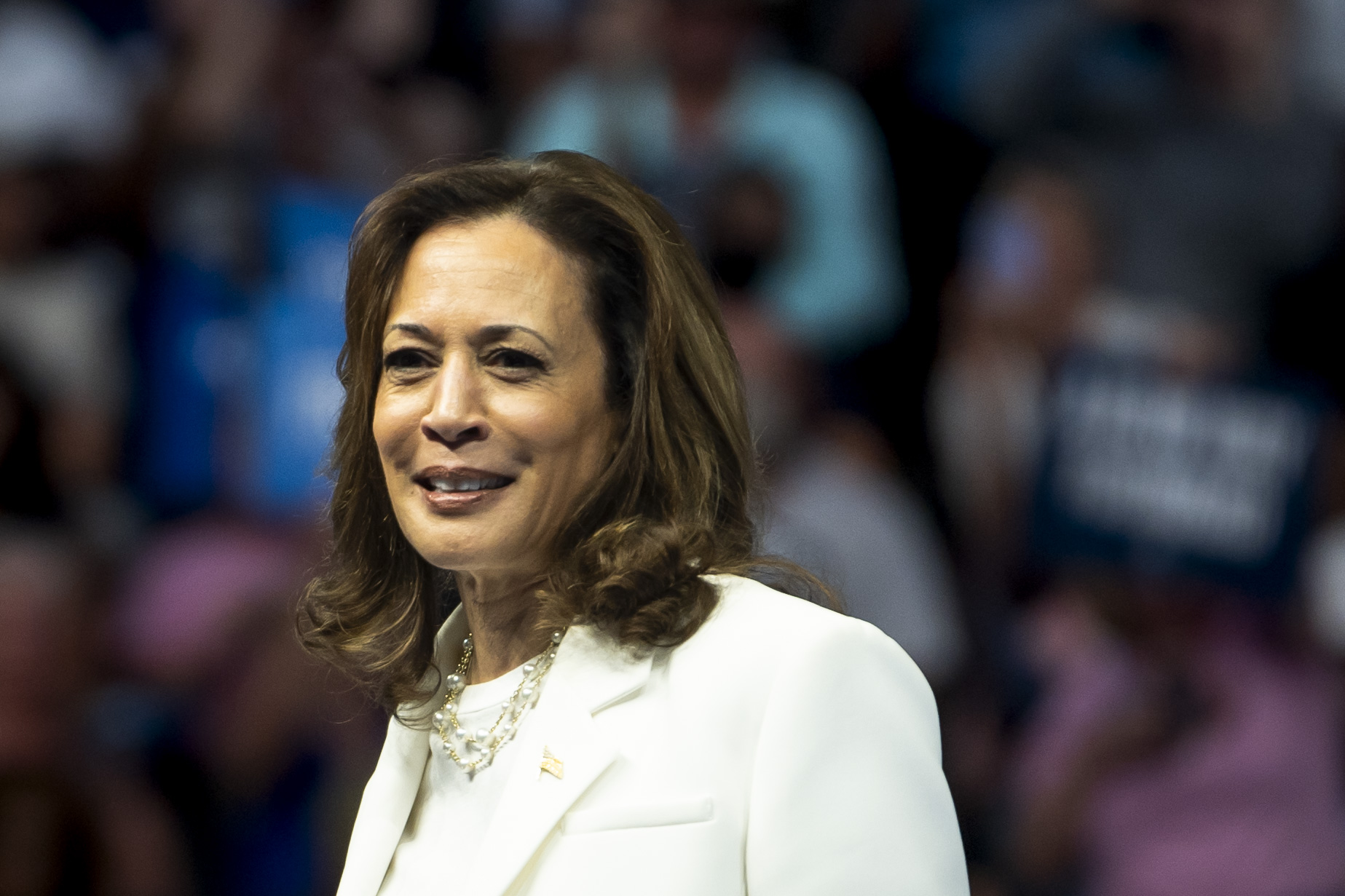 Harris Campaigns in New Hampshire | EpochTV