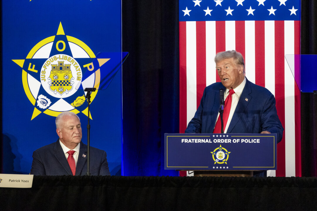 Nation’s Largest Police Union Endorses Trump | The Epoch Times