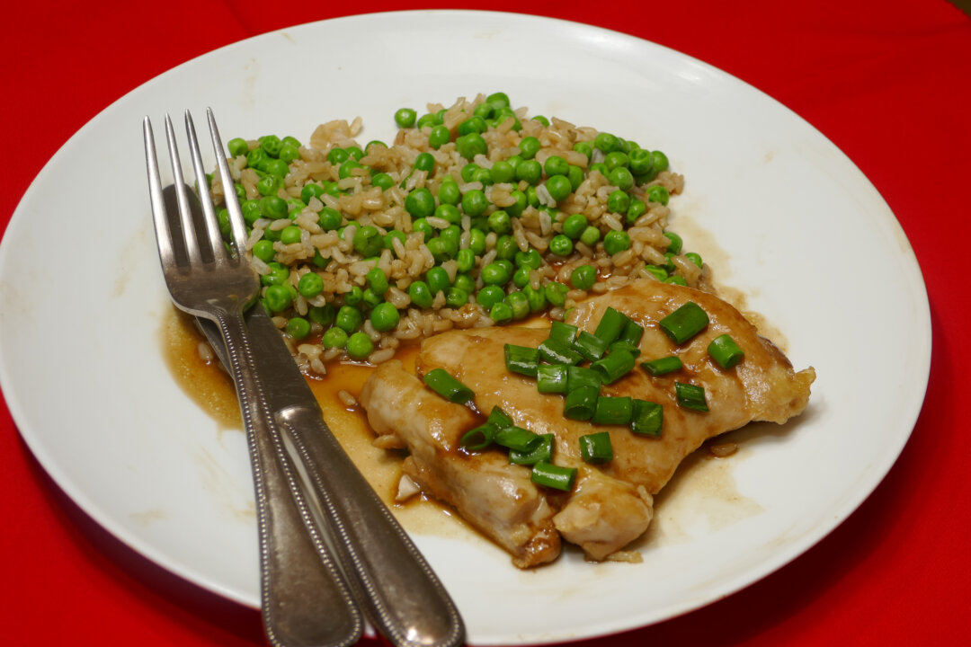 Japanese Style Butter Shoyu Chicken With Rice and Peas | The Epoch Times