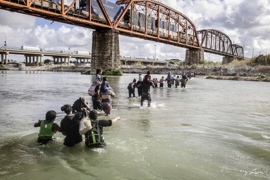Texas Governor Announces Ad Campaign in Mexico and Central America ...
