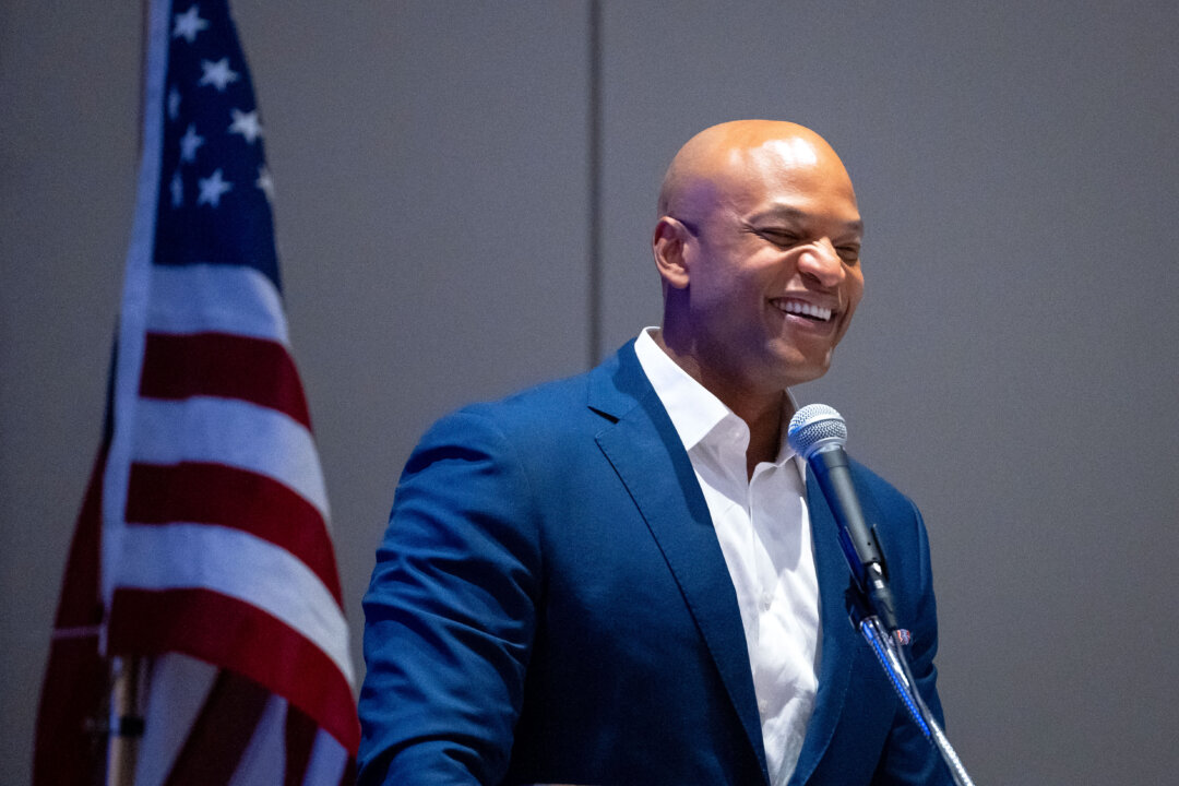 Two Moderate Governors From Both Sides of Aisle Discuss Cooperation ...